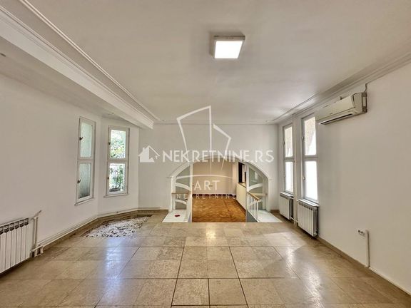 Kuća u srcu Vračara ,mereno 260m2 ID#10985