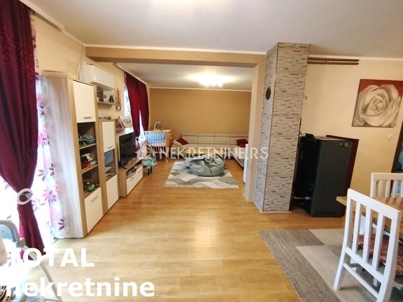 Četvorosobna kuća NOVI SAD, 216500€