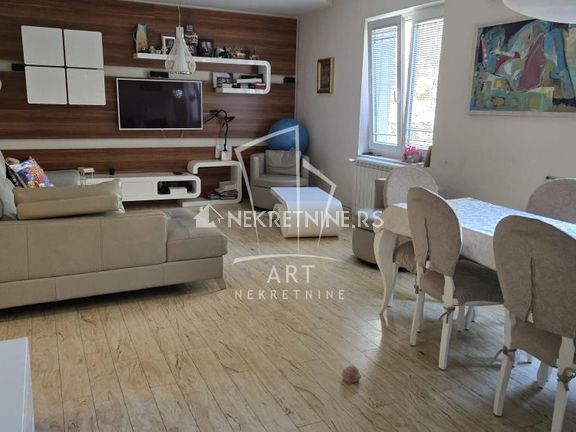 Odlična lokacija 3.0 stana, namešten, nov, mereno 72m2 ID#12824