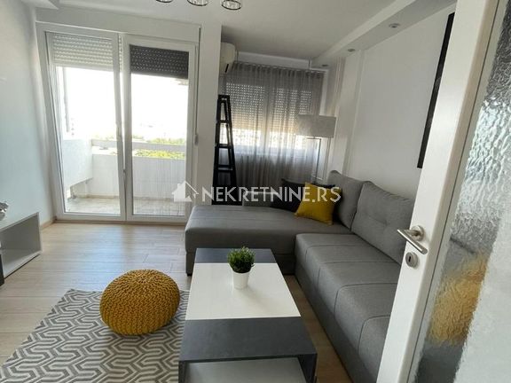 Renoviran jednoiposoban stan u Bloku 23