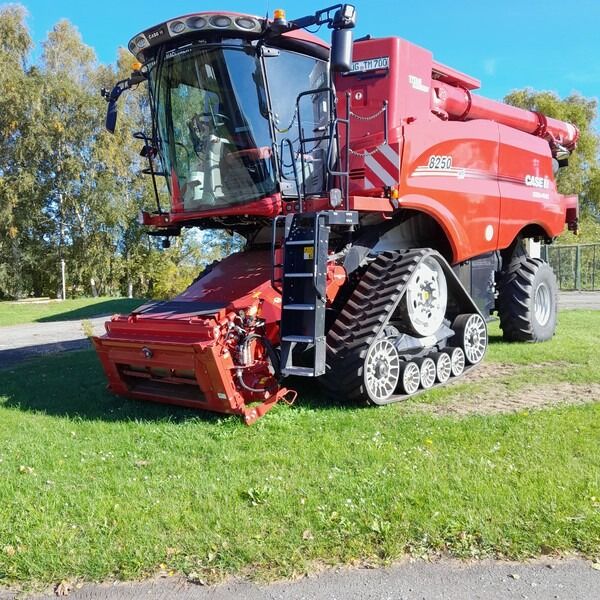 Novi Case IH Axial Flow 8250 ST5 P kombajn za žito