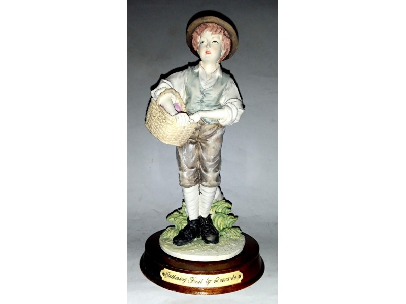 FIGURA - BISKVIT PORCELAN POSTOLJE DRVO 27cm