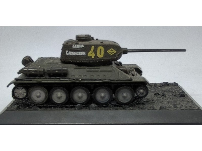 Tenk T-34 85