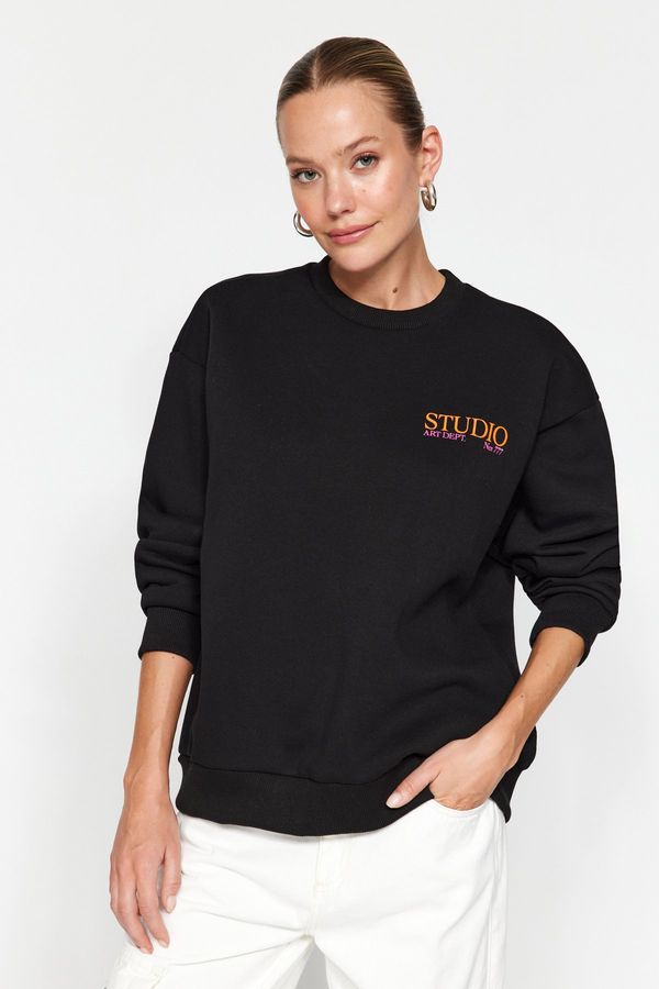 TRENDYOL BLACK WITH PRINT DETAIL ON THE BACK, FLEECE INSIDE REGULAR FIT KNITTED SWEATSHIRT WITH A SLIT