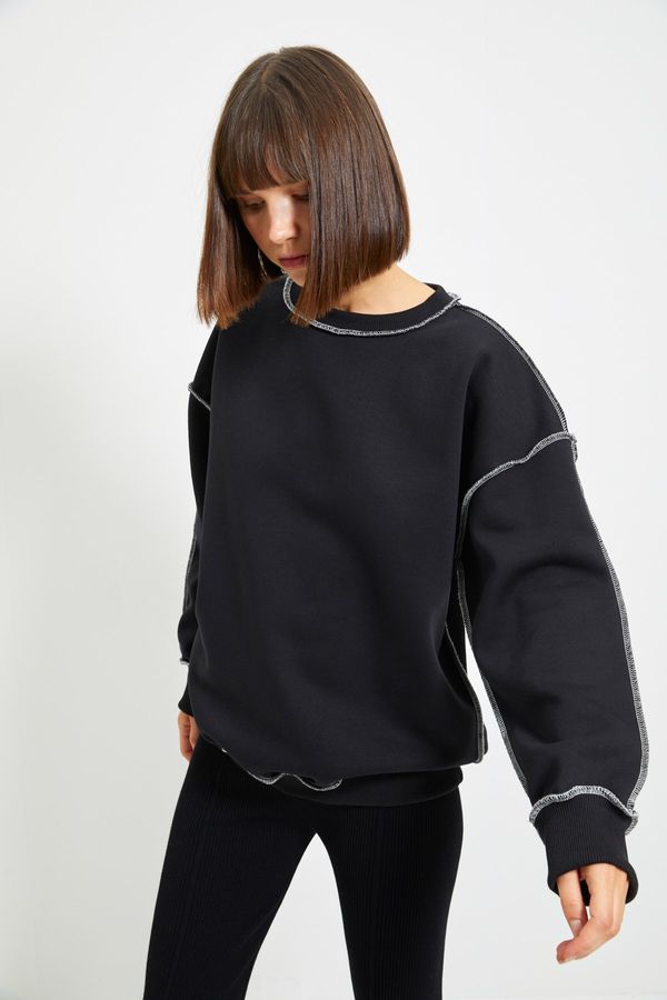 TRENDYOL BLACK REGULAR/REGULAR FITS AND STITCHING ON THE BEDSTEAD KNITTED SWEATSHIRT WITH FLEECE INSIDE
