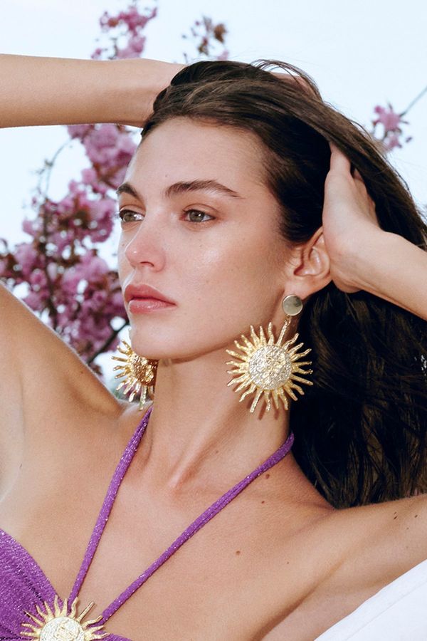 TRENDYOL X ZEYNEP TOSUN GOLD SUN FIGURE EARRING