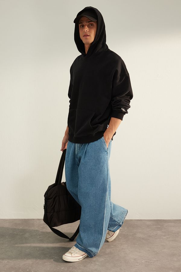 TRENDYOL BLACK OVERSIZE/WIDE CUT EMBROIDERED LABEL SOFT FABRIC THICK SWEATSHIRT