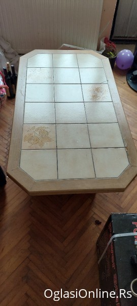 Sto sa pločicama, Banja