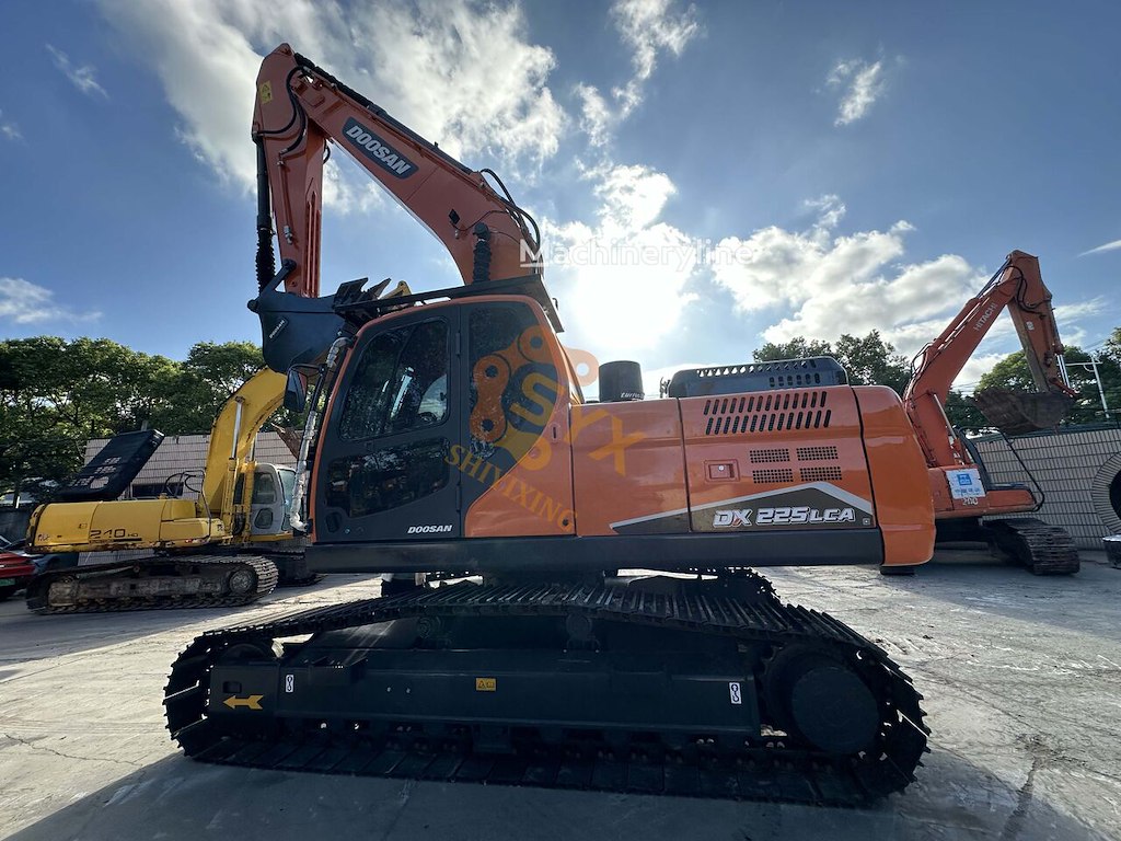 Doosan DX225 bager guseničar