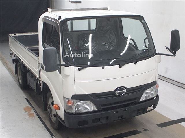 Hino DUTRO kamion s ravnom platformom < 3.5t