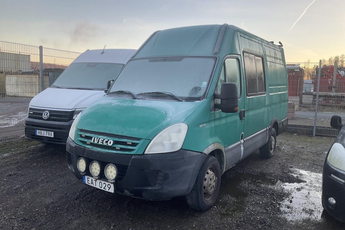 Prodaje se IVECO Daily kombi minibus na aukciji