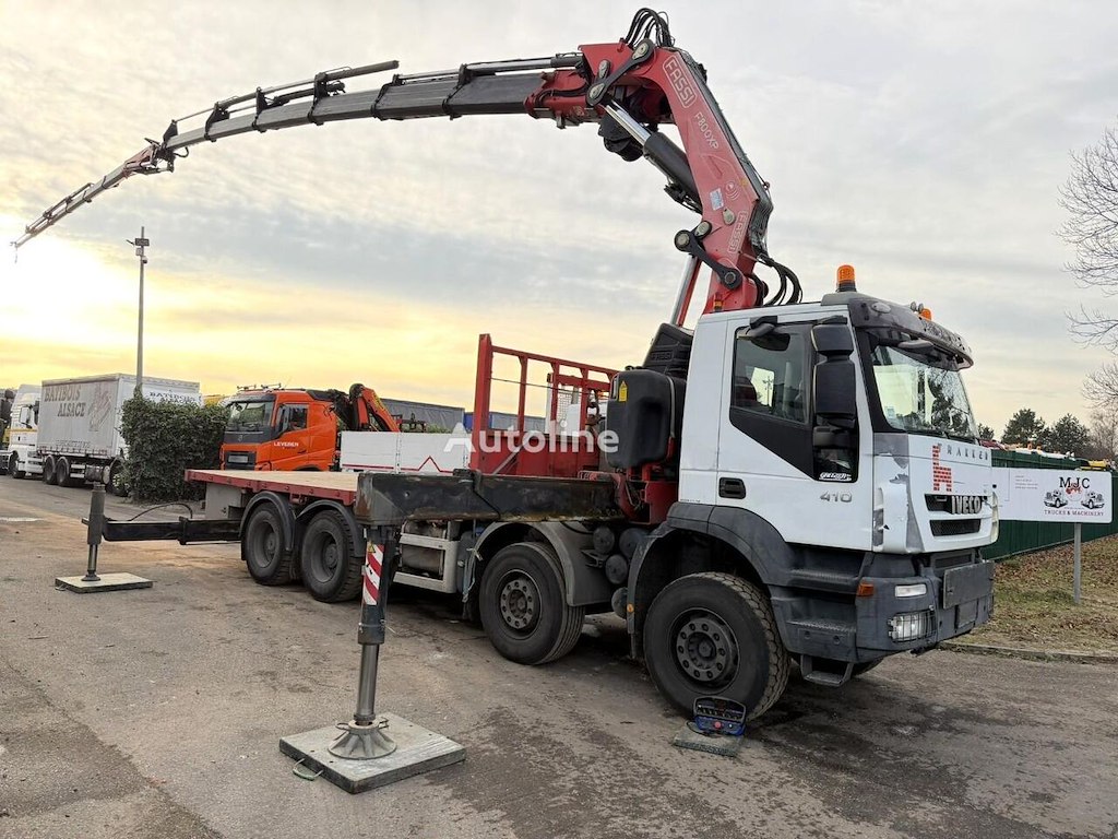 IVECO TRAKKER 410 8x4 + 32m! KRAN FASSI F800 6x + FLY-JIB 6x + WINCH - kamion s ravnom platformom