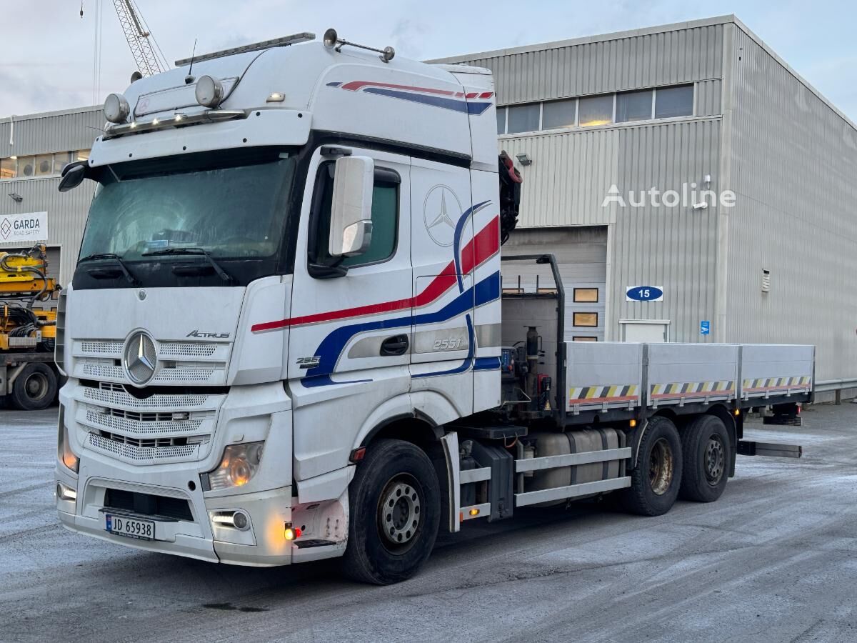 Prodaje se Mercedes-Benz Actros kamion s ravnom platformom na aukciji