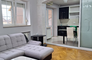 Prodajem trosoban stan 78m2, renoviran, namešten, ukuseljivStan-Apartman, Centar