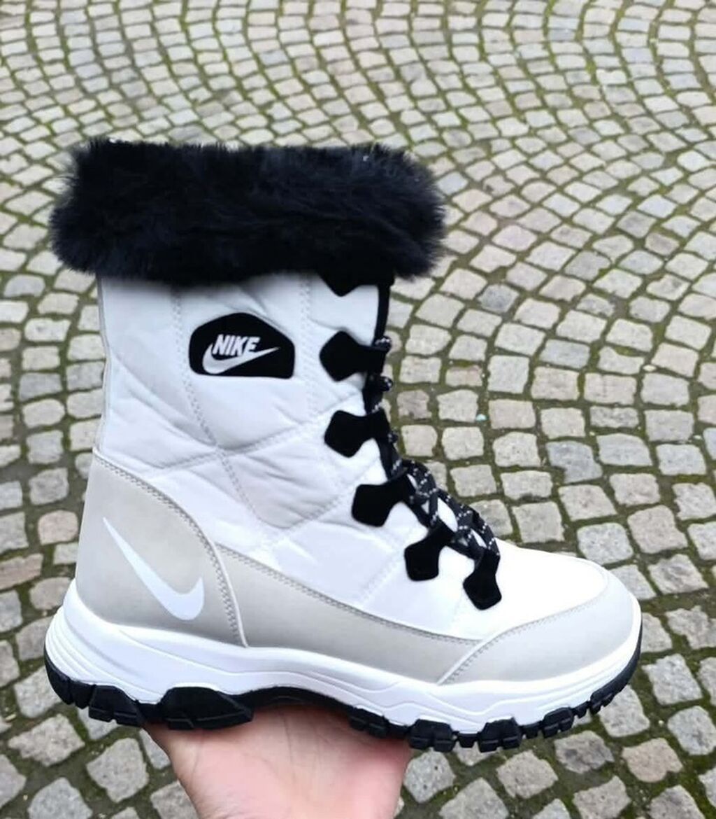 ❄️Zimske čizme Nike – bele sa crnim detaljima Brojevi 40,40 2600 din