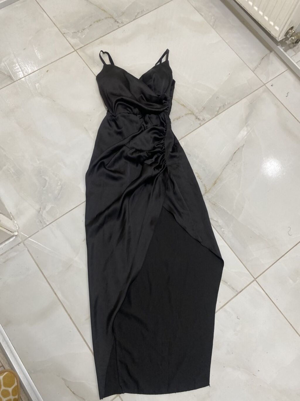 Elegantna crna slip haljina - Materijal: satenasti/atlaski izgled