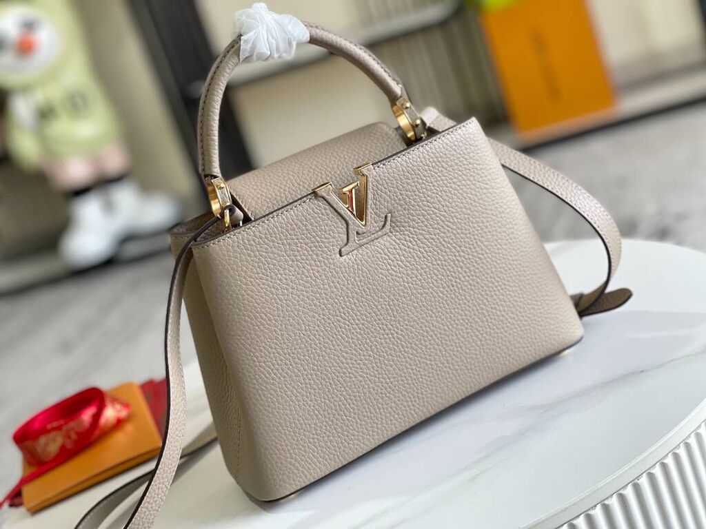 Elegantna torbica, Louis Vuitton, Materijal: Koža