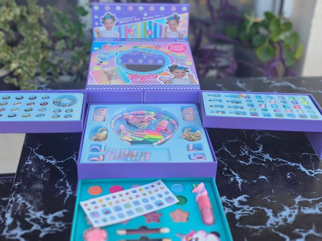 Veliki kofer sa sminkom i nakitom za devojcice Cena: 3200 din