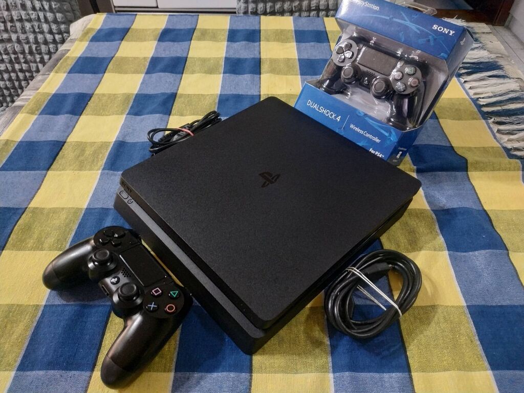+10 do 30 igrica. Na Prodaju Extra Sony Playstation 4 sa fabrickim