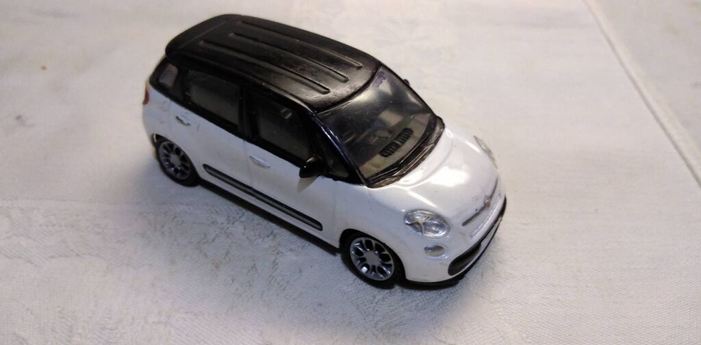Mondo motors Fiat 500L, 1:43, naprslo z. staklo, z. zmigavci nisu