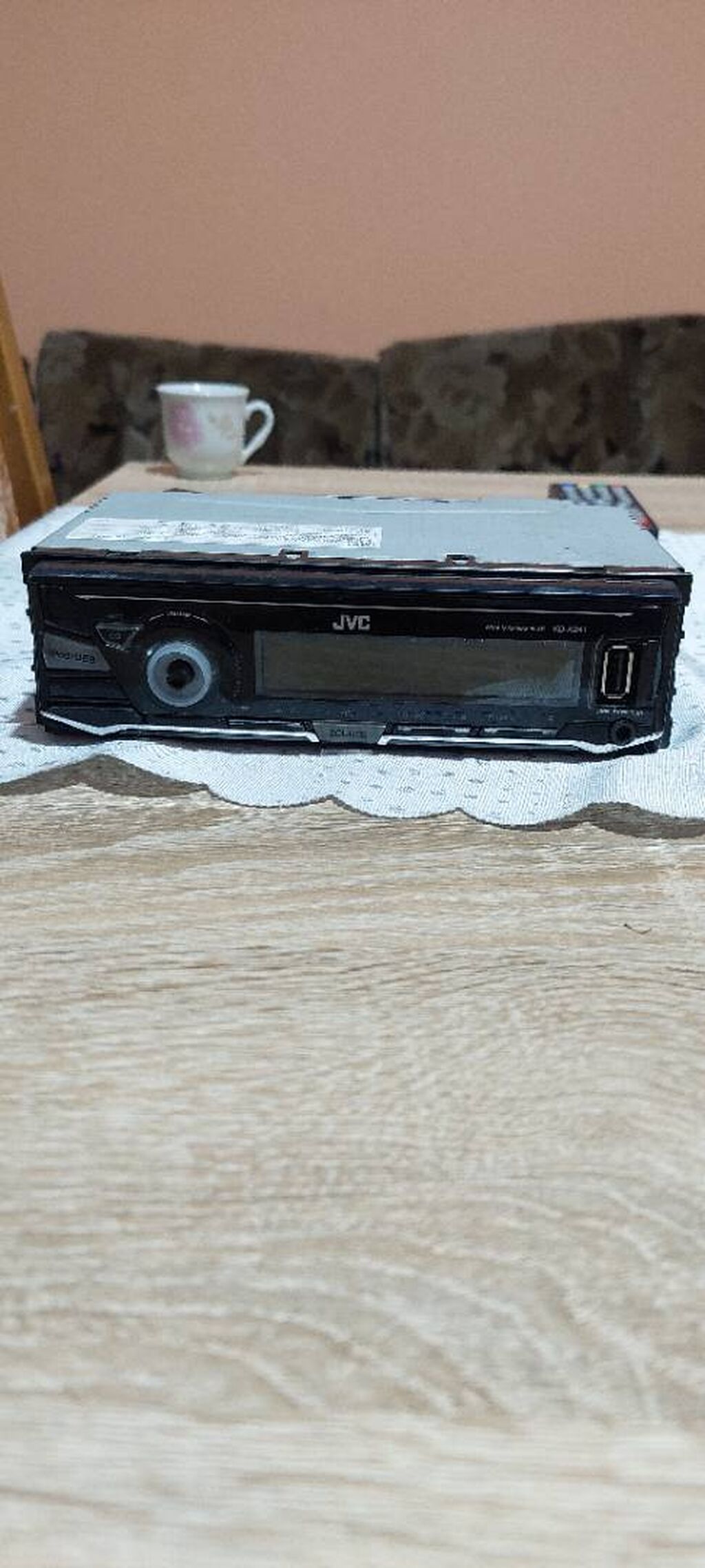 Radio za kola jvc radi extra ima dobar zvuk.kontakt