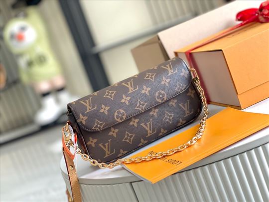 Louis Vuitton Novčanik sa lancem Monogram