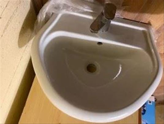 Keramički lavabo, skoro nov, širina 47cm