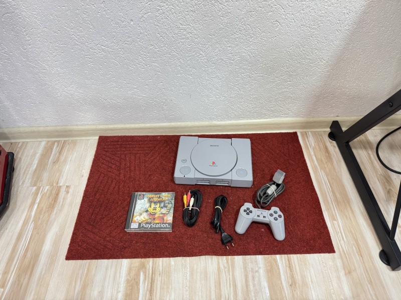 Konzola Sony PlayStation 1 - savršeno očuvan komplet -