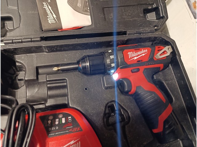 Milwaukee M12 BDD šrafilica i bušilica
