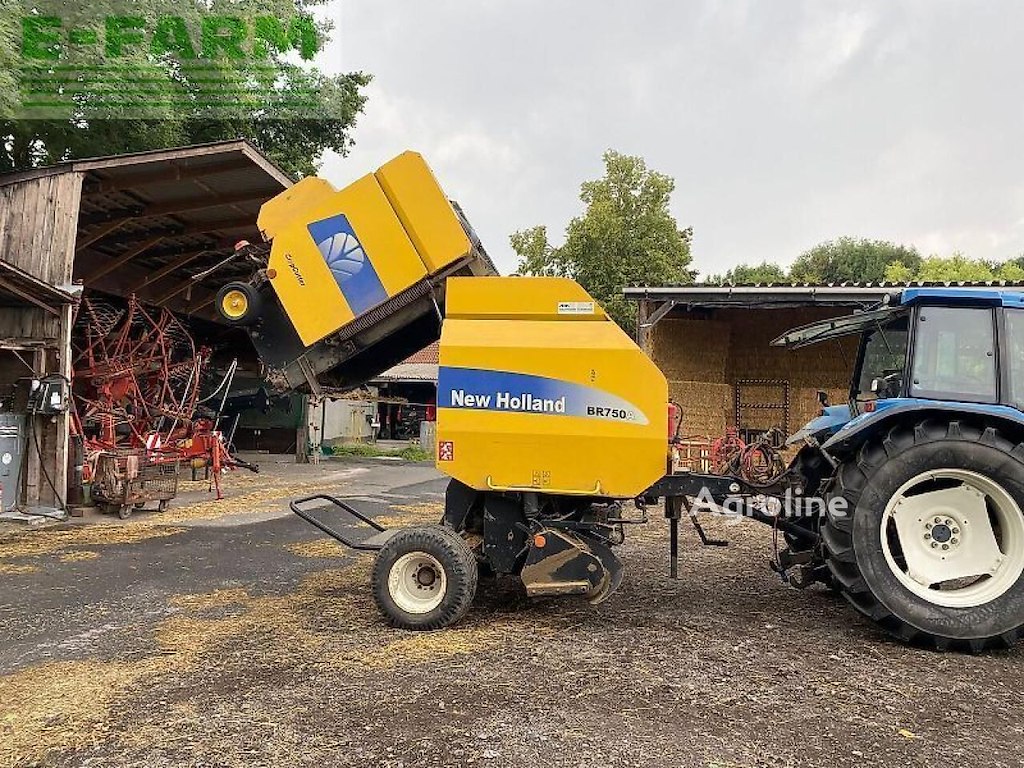 New Holland br 750 a balirka za četvrtaste bale