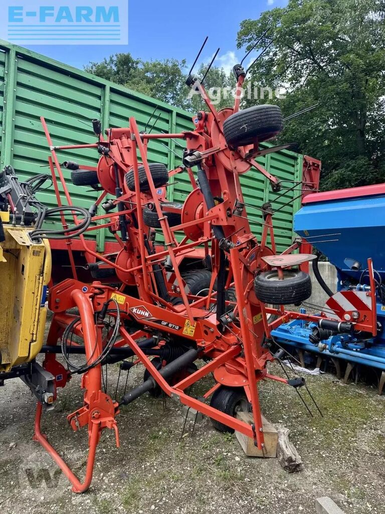 Kuhn gf 8712 prevrtač sena