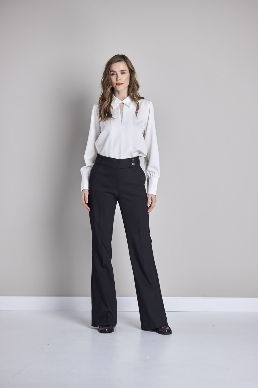 Crne pantalone blago zvonastog kroja