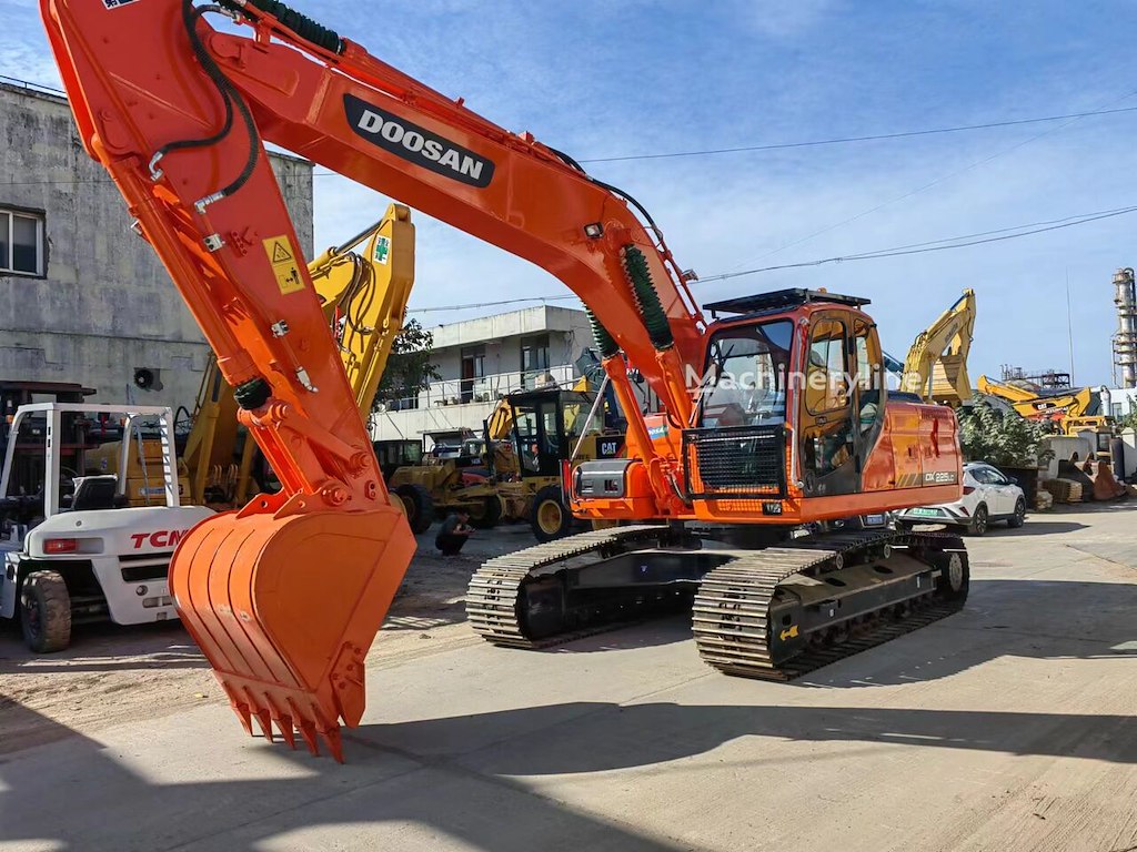 Doosan DX225 bager guseničar
