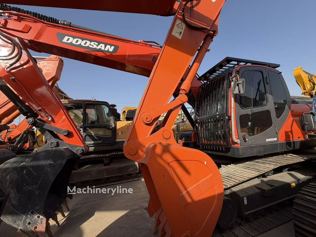 Doosan DX225 bager guseničar