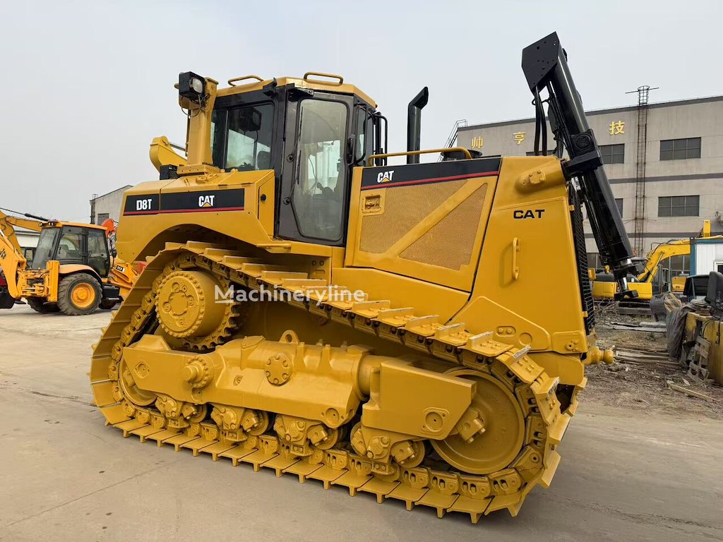 Caterpillar D8T buldožer