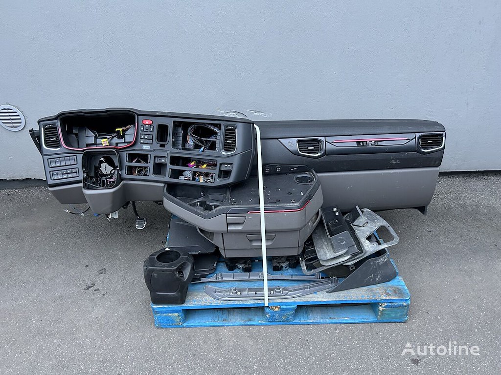Complete dashboard 2084468 drugi rezervni deo kabine za Scania S tegljača