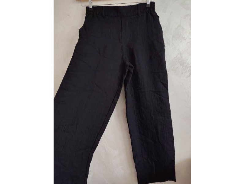 Crne pantalone vel S-M NOVO