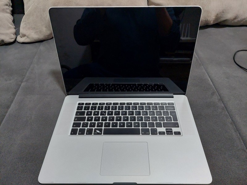 MacBook Pro 15" 2,4 Quad core i7 Retina display 15,4"