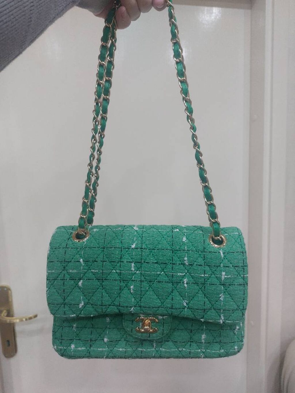 ** Torbica ** Dimenzije su: - dužina: 18 cm - širina: 25 cm