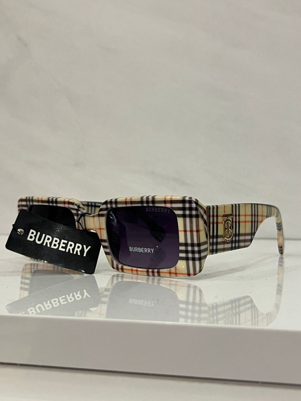 Burberry sunčane naočare – pravougaoni okvir sa prepoznatljivim