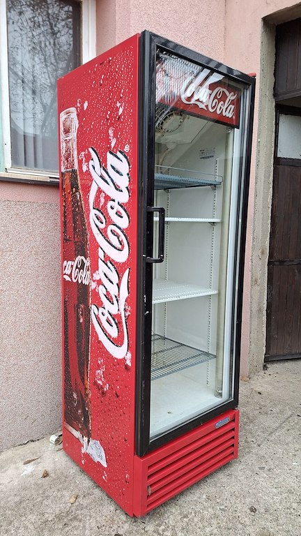Komercijalni rashladni frižider sa staklenim vratima – Coca‑Cola