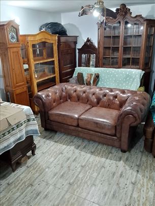 Sofa u chesterfield stilu