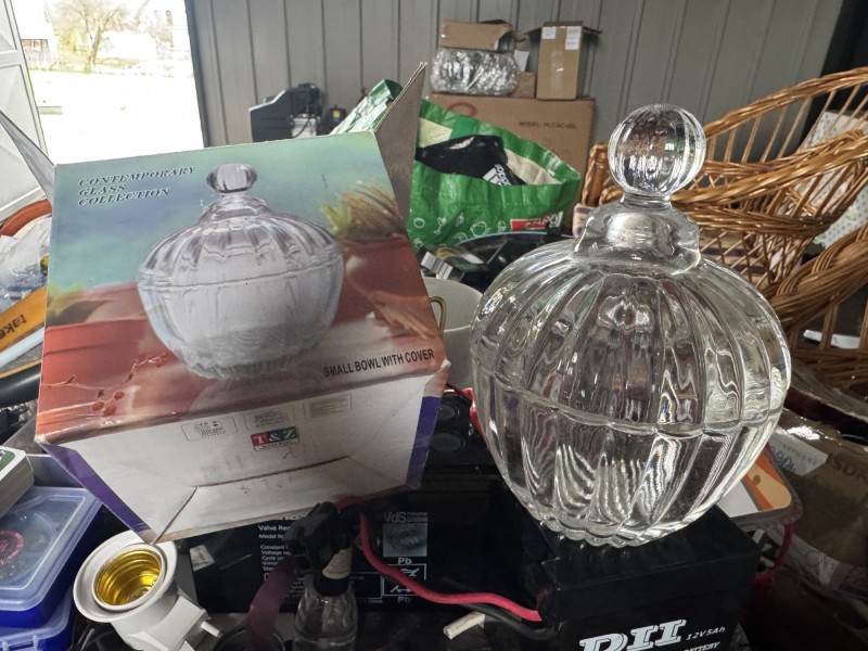 Dve nove posude sa poklopcem