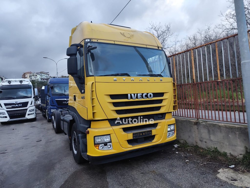 IVECO Stralis 260S42 kamion s ravnom platformom