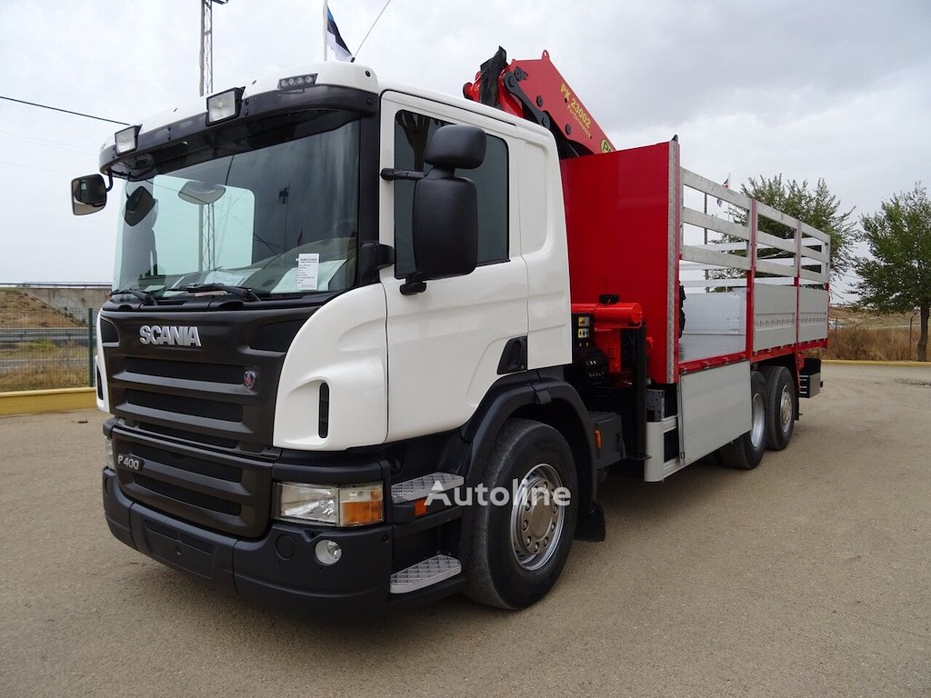 Scania P 400 kamion s ravnom platformom