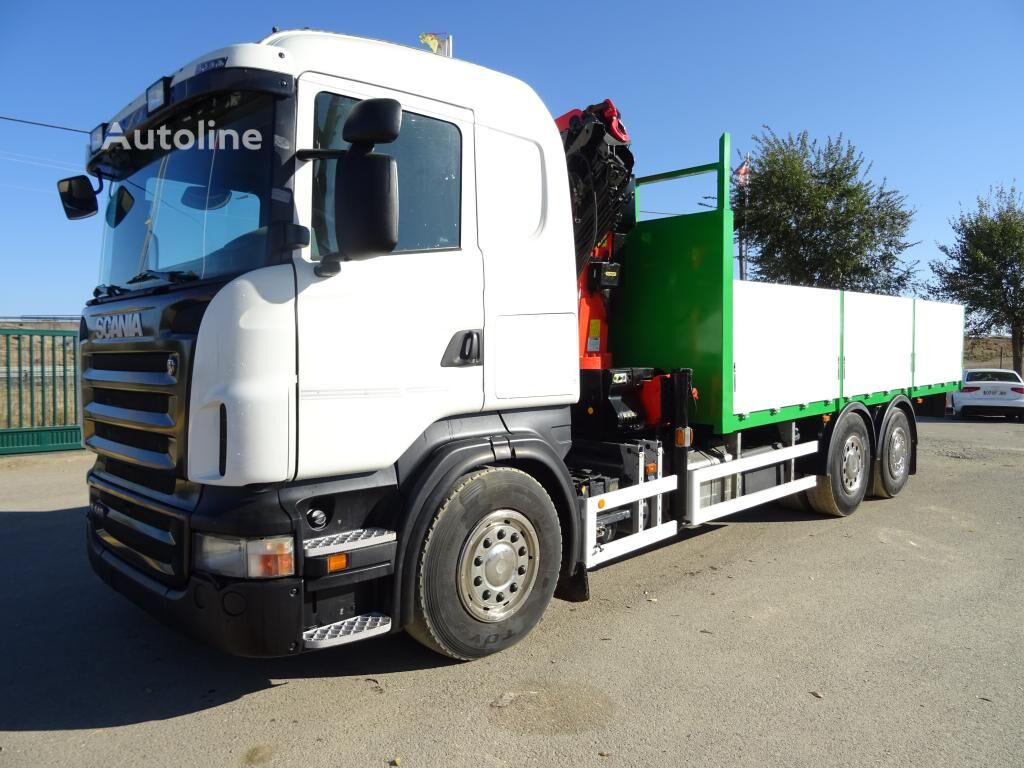 Scania R 440 kamion s ravnom platformom