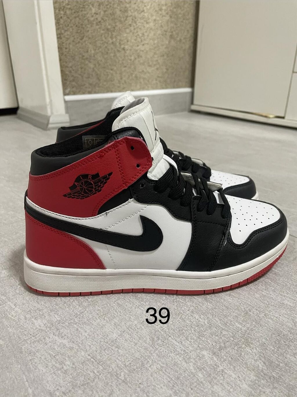 Nike Air Jordan 1 Mid – crno/belo/crveno - Veličina: 39 (EU) –