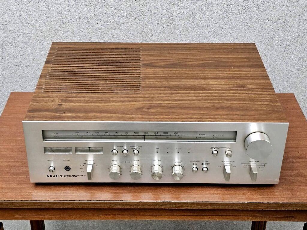 Akai AA-1050 stereo risiver - Klasični japanski stereo risiver sa