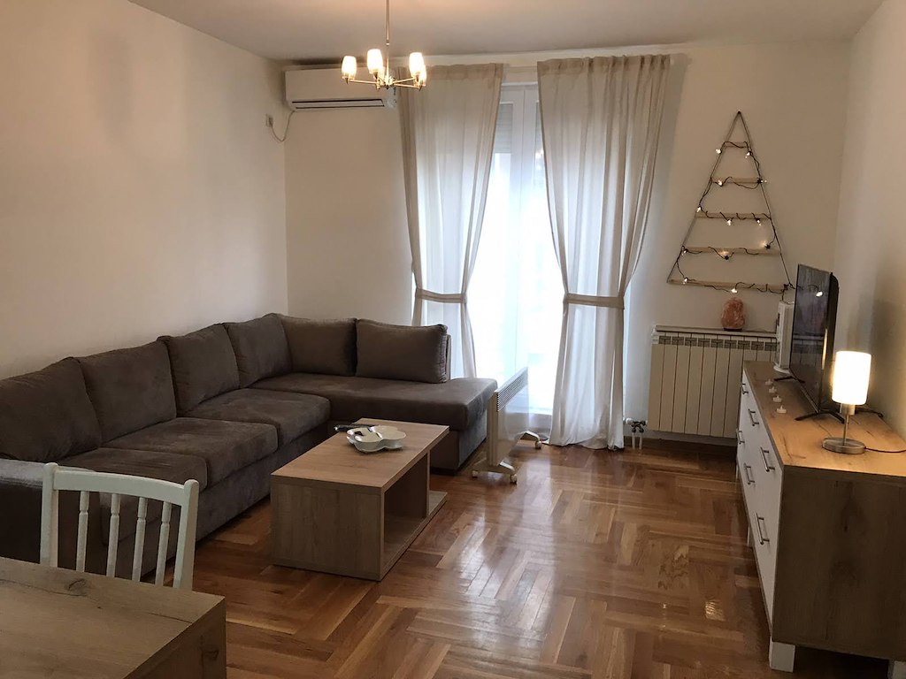 Izdajem stan 40m2 Lekino brdo Beograd centar