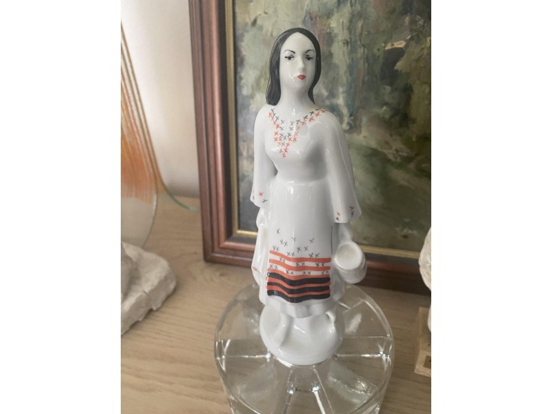 Porcelanska figura devojke sa krcagom